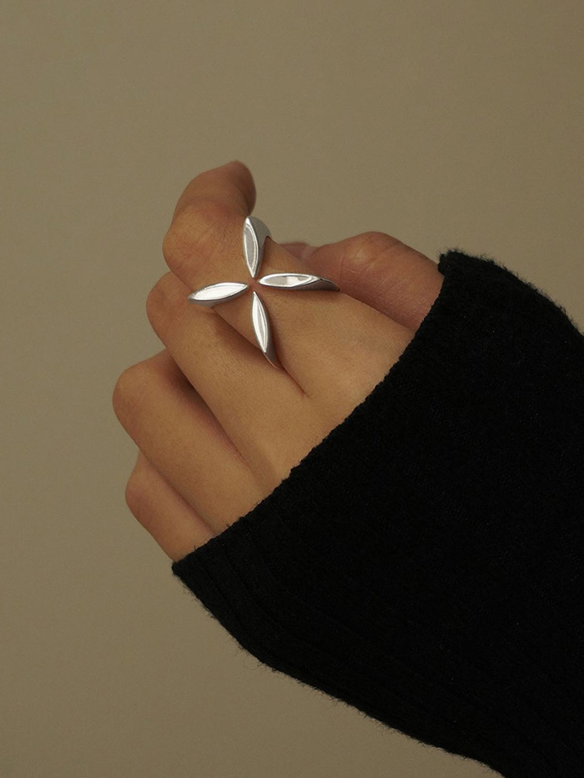 Criss Cross Four-Leaf Open Ring | COMMENSE